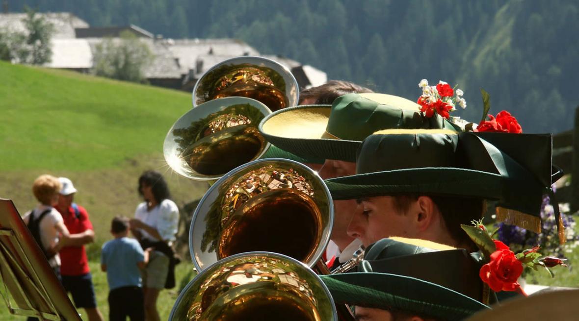 A holiday immersed in Ladin culture, traditions and customs